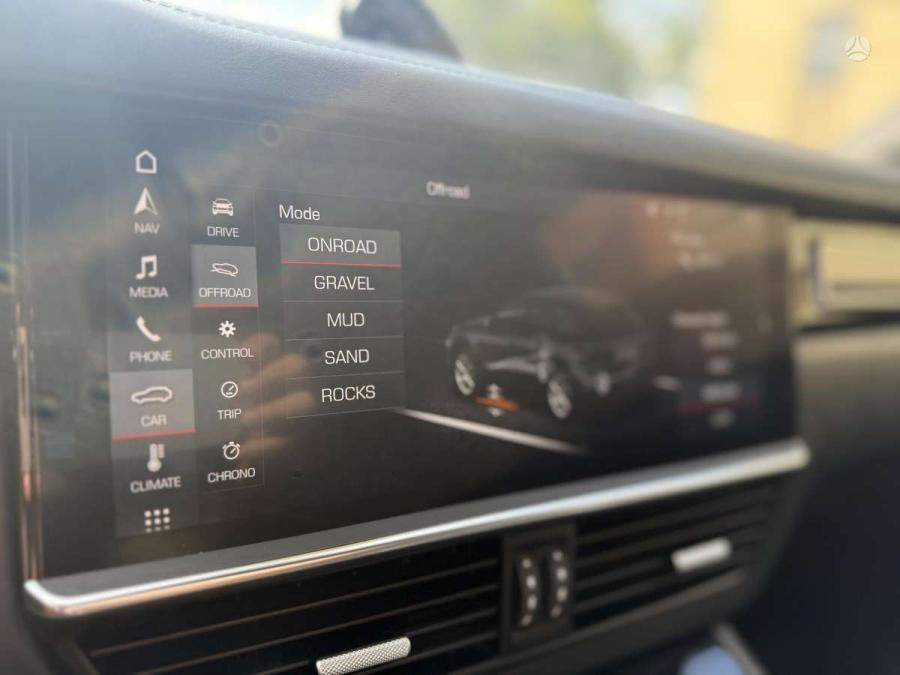 Balts Porsche Cayenne 2017 Alīta, ar dzinēja tilpumu 2.89 L un nobraukumu 135 tūkst. km par 43000 €, foto 20 vietnē AUTOMOTO.COM.LV