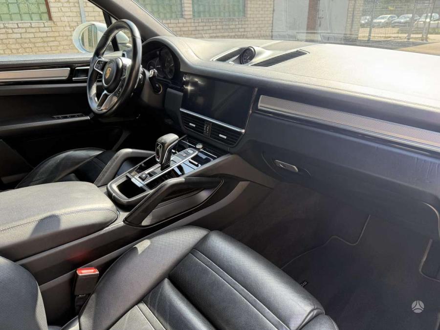 Balts Porsche Cayenne 2017 Alīta, ar dzinēja tilpumu 2.89 L un nobraukumu 135 tūkst. km par 43000 €, foto 24 vietnē AUTOMOTO.COM.LV