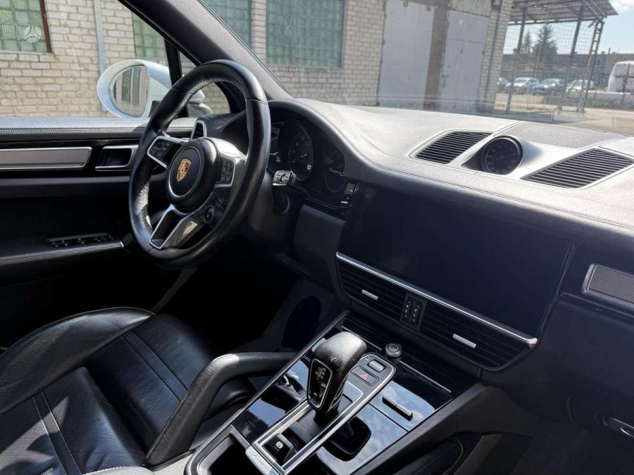 Balts Porsche Cayenne 2017 Alīta, ar dzinēja tilpumu 2.89 L un nobraukumu 135 tūkst. km par 43000 €, foto 25 vietnē AUTOMOTO.COM.LV
