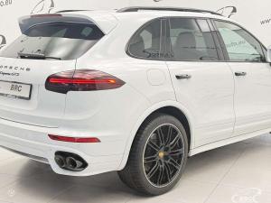 White Porsche Cayenne 2017 in Vilnius, with an engine capacity of 3.60 L and mileage of 74 thousand km for 29900 €, photo 4 on AUTOMOTO.COM.LV