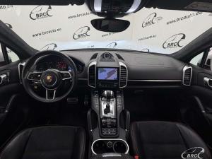 White Porsche Cayenne 2017 in Vilnius, with an engine capacity of 3.60 L and mileage of 74 thousand km for 29900 €, photo 5 on AUTOMOTO.COM.LV