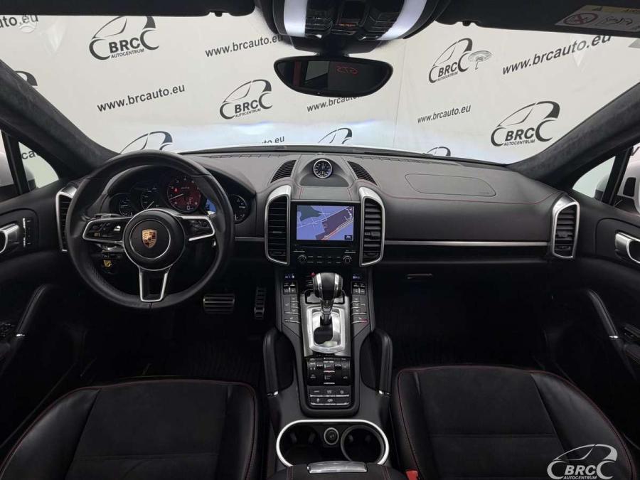 White Porsche Cayenne 2017 in Vilnius, with an engine capacity of 3.60 L and mileage of 74 thousand km for 29900 €, photo 5 on AUTOMOTO.COM.LV