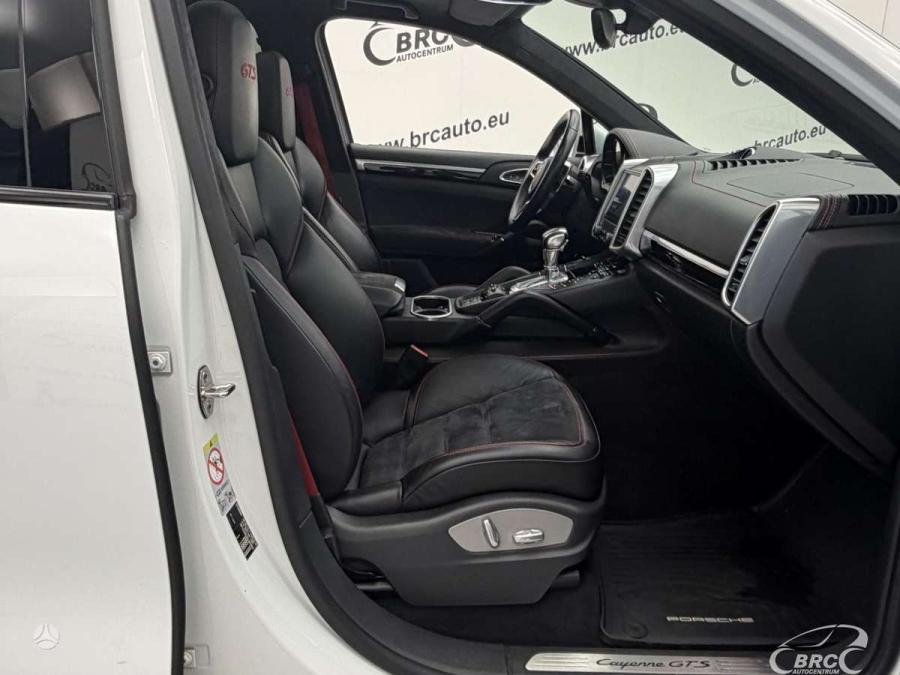 White Porsche Cayenne 2017 in Vilnius, with an engine capacity of 3.60 L and mileage of 74 thousand km for 29900 €, photo 6 on AUTOMOTO.COM.LV