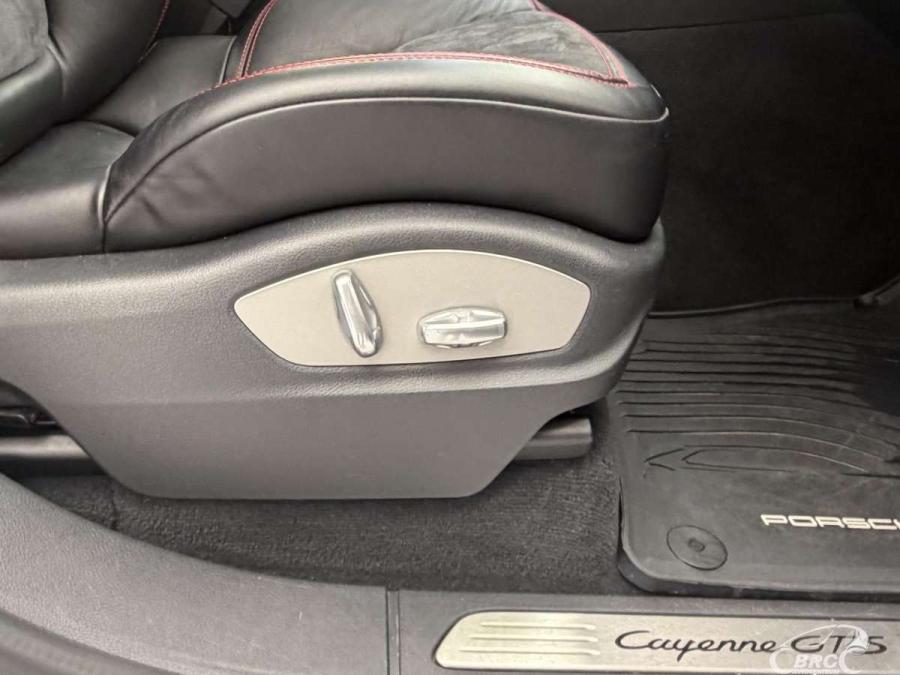 White Porsche Cayenne 2017 in Vilnius, with an engine capacity of 3.60 L and mileage of 74 thousand km for 29900 €, photo 9 on AUTOMOTO.COM.LV