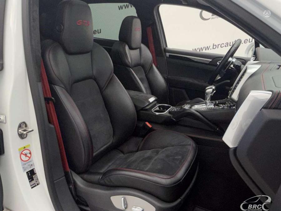 White Porsche Cayenne 2017 in Vilnius, with an engine capacity of 3.60 L and mileage of 74 thousand km for 29900 €, photo 10 on AUTOMOTO.COM.LV