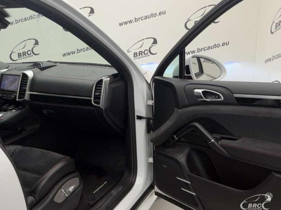White Porsche Cayenne 2017 in Vilnius, with an engine capacity of 3.60 L and mileage of 74 thousand km for 29900 €, photo 12 on AUTOMOTO.COM.LV