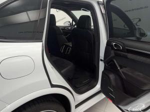 White Porsche Cayenne 2017 in Vilnius, with an engine capacity of 3.60 L and mileage of 74 thousand km for 29900 €, photo 18 on AUTOMOTO.COM.LV