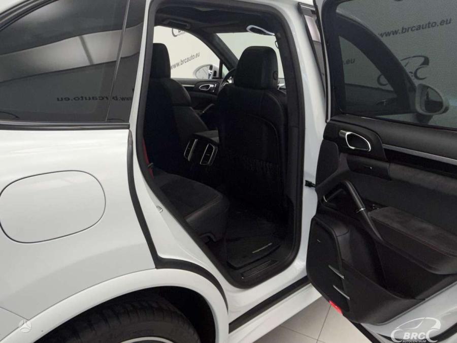 White Porsche Cayenne 2017 in Vilnius, with an engine capacity of 3.60 L and mileage of 74 thousand km for 29900 €, photo 18 on AUTOMOTO.COM.LV