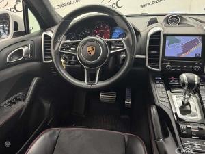 White Porsche Cayenne 2017 in Vilnius, with an engine capacity of 3.60 L and mileage of 74 thousand km for 29900 €, photo 19 on AUTOMOTO.COM.LV