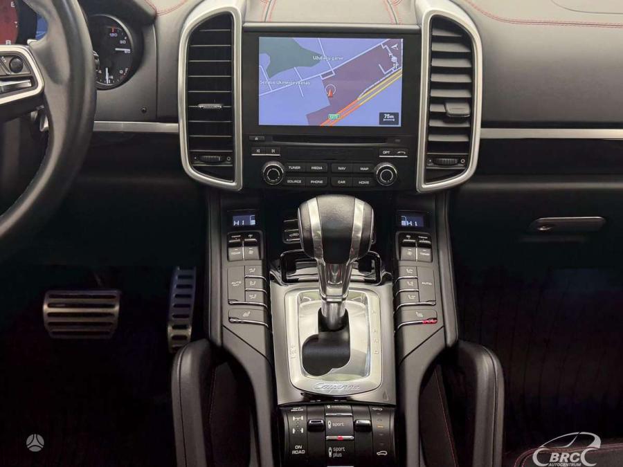 White Porsche Cayenne 2017 in Vilnius, with an engine capacity of 3.60 L and mileage of 74 thousand km for 29900 €, photo 20 on AUTOMOTO.COM.LV