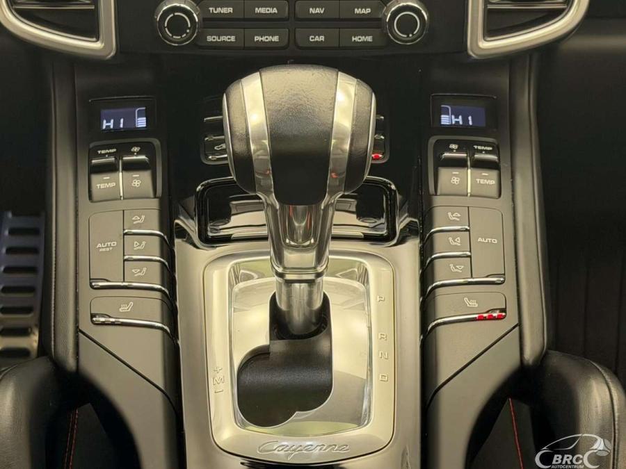 White Porsche Cayenne 2017 in Vilnius, with an engine capacity of 3.60 L and mileage of 74 thousand km for 29900 €, photo 22 on AUTOMOTO.COM.LV
