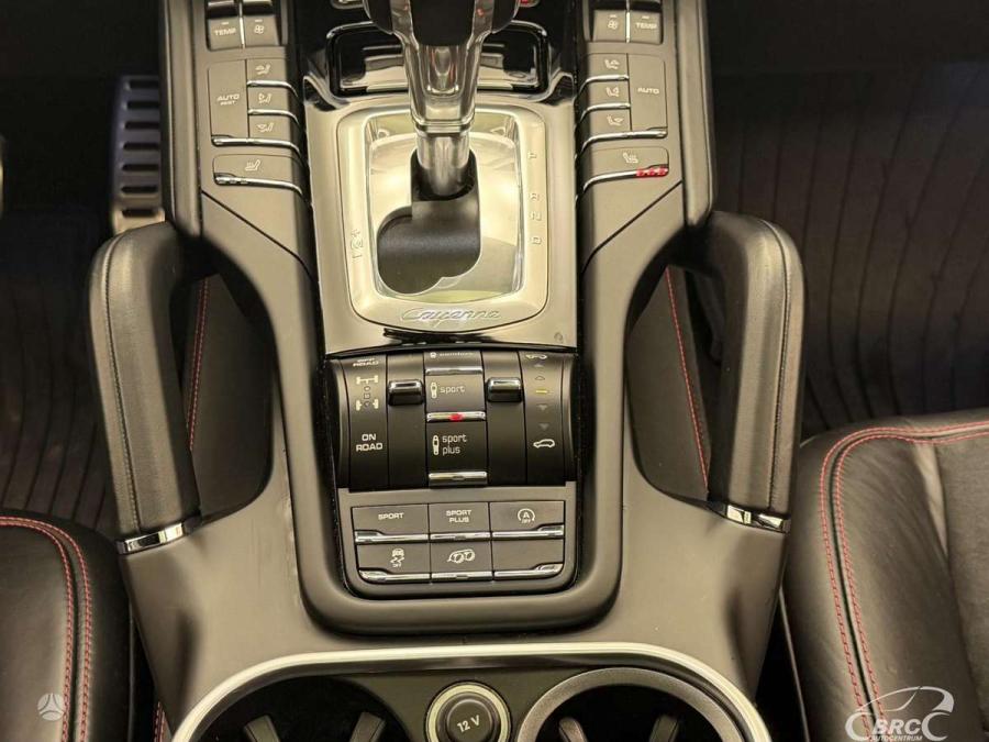 White Porsche Cayenne 2017 in Vilnius, with an engine capacity of 3.60 L and mileage of 74 thousand km for 29900 €, photo 23 on AUTOMOTO.COM.LV