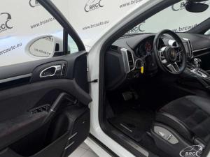 White Porsche Cayenne 2017 in Vilnius, with an engine capacity of 3.60 L and mileage of 74 thousand km for 29900 €, photo 24 on AUTOMOTO.COM.LV