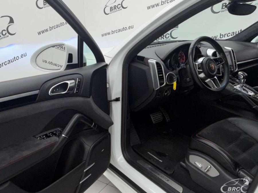 White Porsche Cayenne 2017 in Vilnius, with an engine capacity of 3.60 L and mileage of 74 thousand km for 29900 €, photo 24 on AUTOMOTO.COM.LV