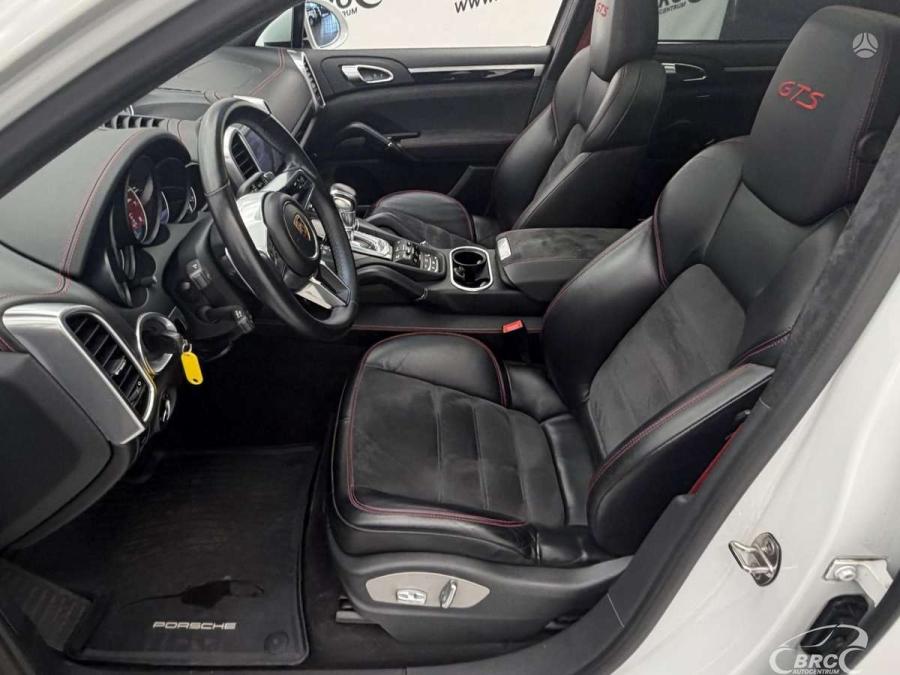 White Porsche Cayenne 2017 in Vilnius, with an engine capacity of 3.60 L and mileage of 74 thousand km for 29900 €, photo 26 on AUTOMOTO.COM.LV