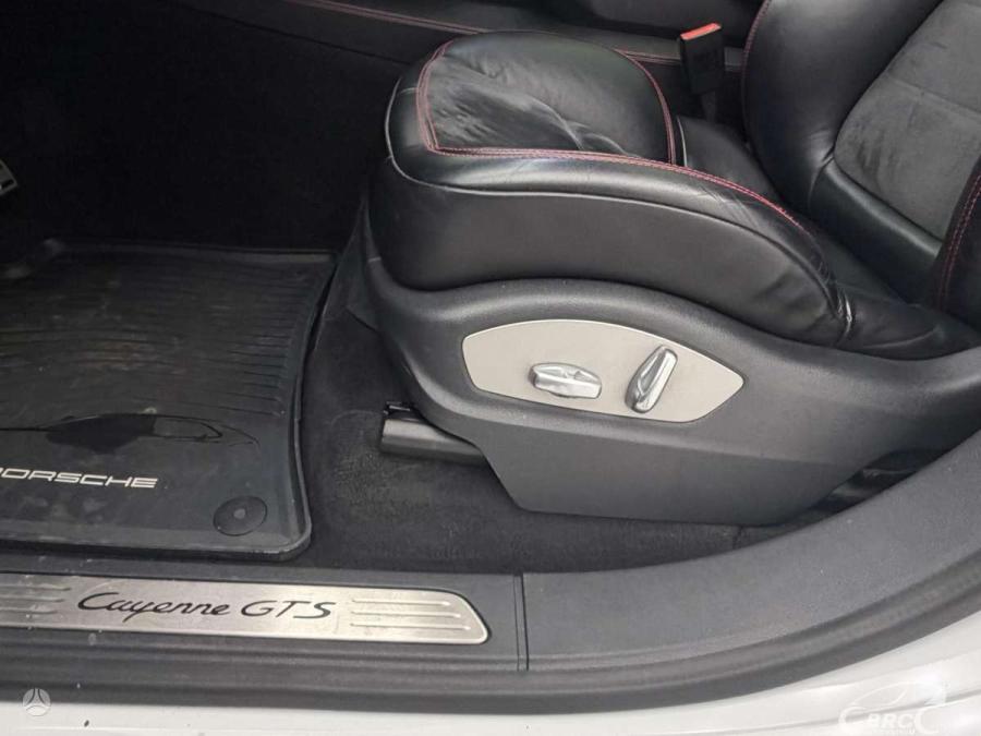 White Porsche Cayenne 2017 in Vilnius, with an engine capacity of 3.60 L and mileage of 74 thousand km for 29900 €, photo 27 on AUTOMOTO.COM.LV
