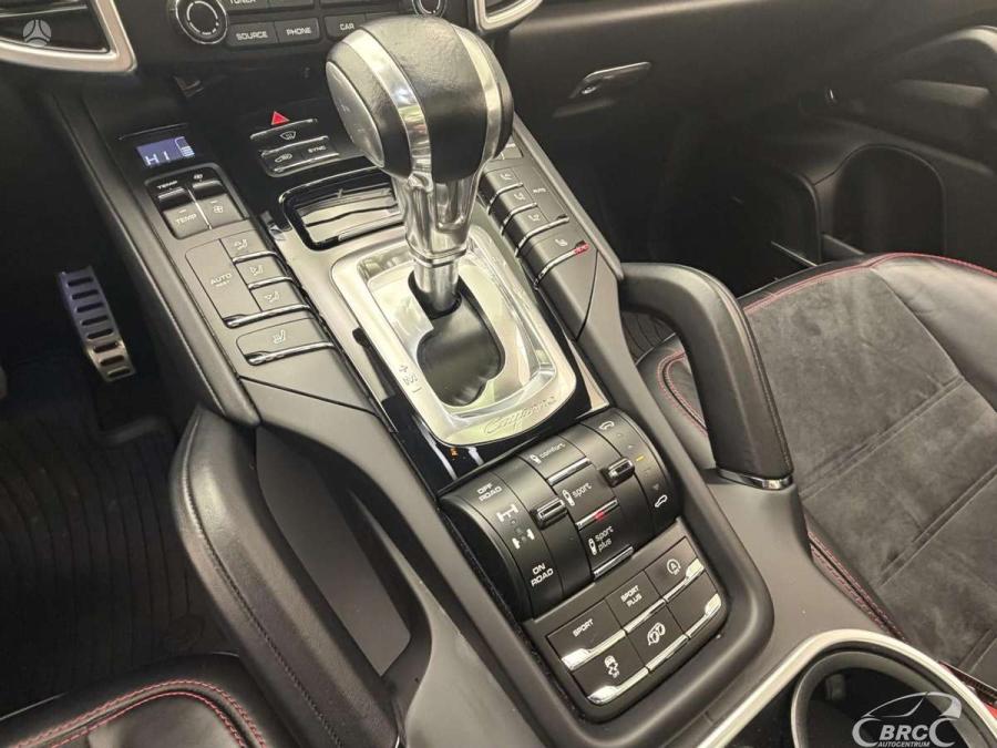 White Porsche Cayenne 2017 in Vilnius, with an engine capacity of 3.60 L and mileage of 74 thousand km for 29900 €, photo 31 on AUTOMOTO.COM.LV