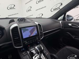 White Porsche Cayenne 2017 in Vilnius, with an engine capacity of 3.60 L and mileage of 74 thousand km for 29900 €, photo 32 on AUTOMOTO.COM.LV