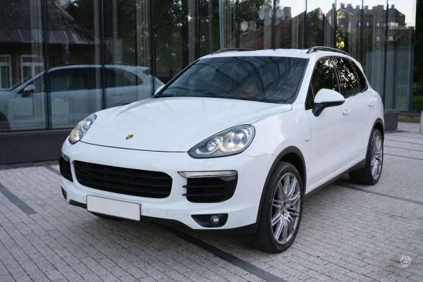 White Porsche Cayenne 2017 in Vilnius, with an engine capacity of 2.97 L and mileage of 187 thousand km for 26500 €, photo 1 on AUTOMOTO.COM.LV