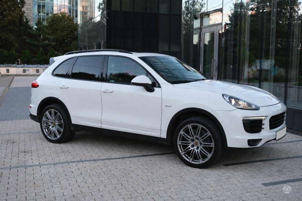 White Porsche Cayenne 2017 in Vilnius, with an engine capacity of 2.97 L and mileage of 187 thousand km for 26500 €, photo 3 on AUTOMOTO.COM.LV