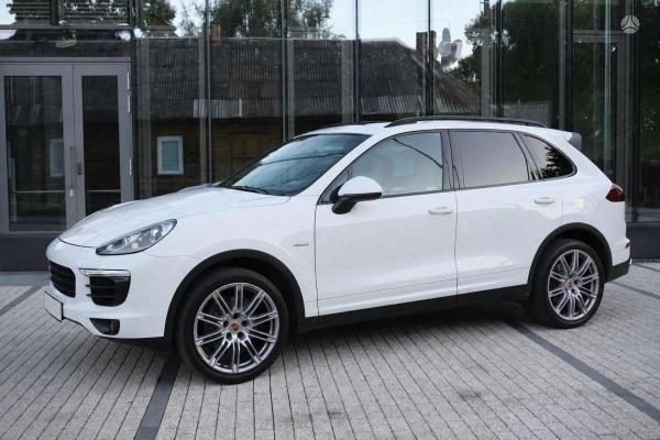 White Porsche Cayenne 2017 in Vilnius, with an engine capacity of 2.97 L and mileage of 187 thousand km for 26500 €, photo 4 on AUTOMOTO.COM.LV