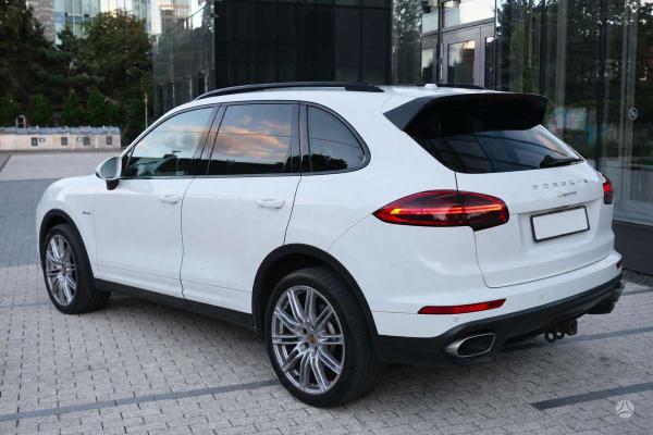 White Porsche Cayenne 2017 in Vilnius, with an engine capacity of 2.97 L and mileage of 187 thousand km for 26500 €, photo 5 on AUTOMOTO.COM.LV