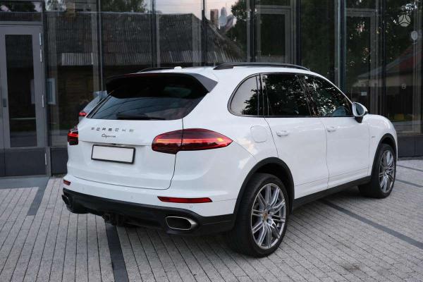 White Porsche Cayenne 2017 in Vilnius, with an engine capacity of 2.97 L and mileage of 187 thousand km for 26500 €, photo 6 on AUTOMOTO.COM.LV