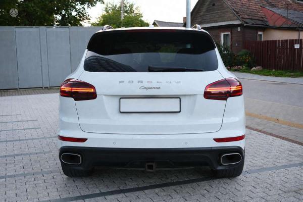 White Porsche Cayenne 2017 in Vilnius, with an engine capacity of 2.97 L and mileage of 187 thousand km for 26500 €, photo 7 on AUTOMOTO.COM.LV