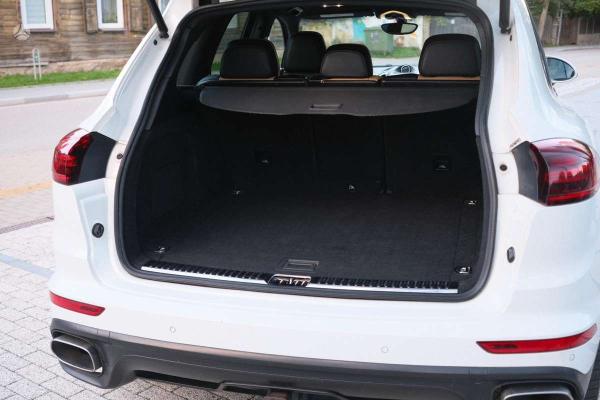 White Porsche Cayenne 2017 in Vilnius, with an engine capacity of 2.97 L and mileage of 187 thousand km for 26500 €, photo 8 on AUTOMOTO.COM.LV