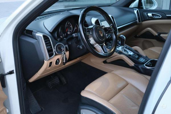 White Porsche Cayenne 2017 in Vilnius, with an engine capacity of 2.97 L and mileage of 187 thousand km for 26500 €, photo 10 on AUTOMOTO.COM.LV