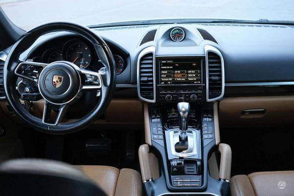 White Porsche Cayenne 2017 in Vilnius, with an engine capacity of 2.97 L and mileage of 187 thousand km for 26500 €, photo 11 on AUTOMOTO.COM.LV