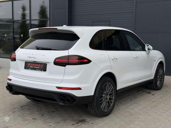 White Porsche Cayenne 2017 in Vilnius, with an engine capacity of 3.00 L and mileage of 48 thousand km for 48888 €, photo 5 on AUTOMOTO.COM.LV