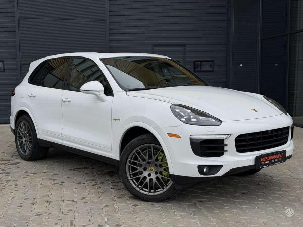 White Porsche Cayenne 2017 in Vilnius, with an engine capacity of 3.00 L and mileage of 48 thousand km for 48888 €, photo 7 on AUTOMOTO.COM.LV