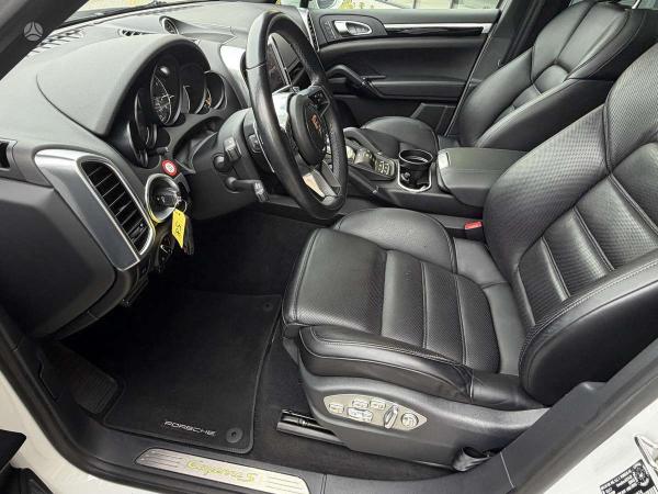 White Porsche Cayenne 2017 in Vilnius, with an engine capacity of 3.00 L and mileage of 48 thousand km for 48888 €, photo 9 on AUTOMOTO.COM.LV