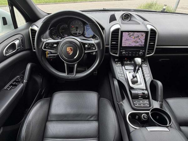 White Porsche Cayenne 2017 in Vilnius, with an engine capacity of 3.00 L and mileage of 48 thousand km for 48888 €, photo 11 on AUTOMOTO.COM.LV