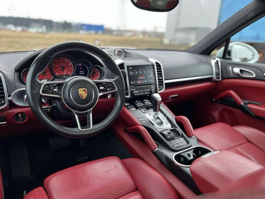 White Porsche Cayenne 2018 in Vilnius, with an engine capacity of 3.60 L and mileage of 81 thousand km for 29999 €, photo 10 on AUTOMOTO.COM.LV