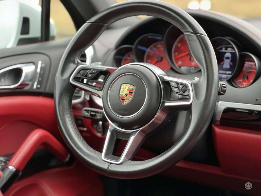 White Porsche Cayenne 2018 in Vilnius, with an engine capacity of 3.60 L and mileage of 81 thousand km for 29999 €, photo 12 on AUTOMOTO.COM.LV