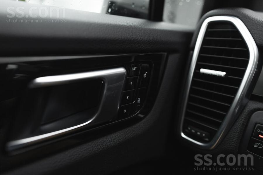 Balts Porsche Cayenne 2018 Jelgava, ar dzinēja tilpumu 3.00 L un nobraukumu 163 tūkst. km par 36000 €, foto 26 vietnē AUTOMOTO.COM.LV