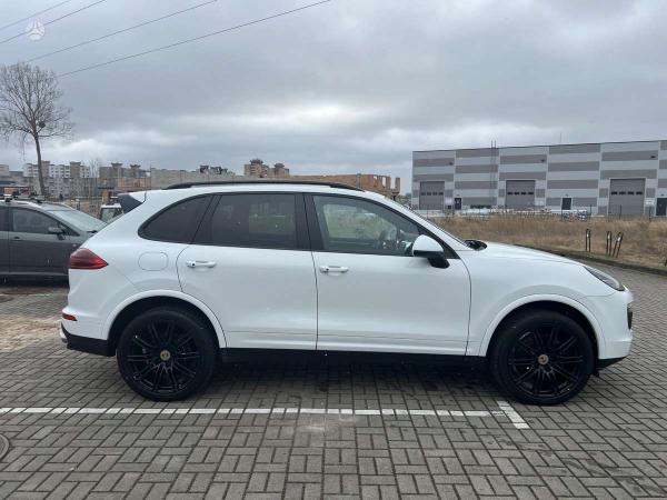 White Porsche Cayenne 2018 in Vilnius, with an engine capacity of 3.60 L and mileage of 81 thousand km for 29999 €, photo 5 on AUTOMOTO.COM.LV