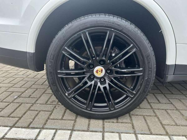 White Porsche Cayenne 2018 in Vilnius, with an engine capacity of 3.60 L and mileage of 81 thousand km for 29999 €, photo 8 on AUTOMOTO.COM.LV