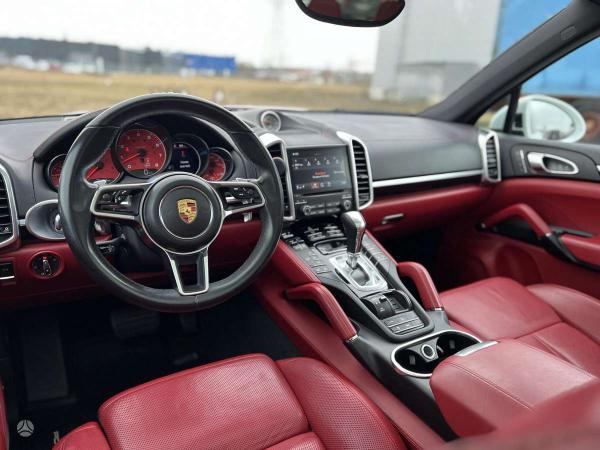 White Porsche Cayenne 2018 in Vilnius, with an engine capacity of 3.60 L and mileage of 81 thousand km for 29999 €, photo 9 on AUTOMOTO.COM.LV