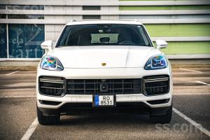 White Porsche Cayenne 2018 in Riga, with an engine capacity of 4.00 L and mileage of 160 thousand km for 53900 €, photo 3 on AUTOMOTO.COM.LV