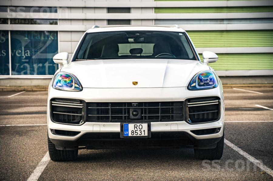 White Porsche Cayenne 2018 in Riga, with an engine capacity of 4.00 L and mileage of 160 thousand km for 53900 €, photo 3 on AUTOMOTO.COM.LV