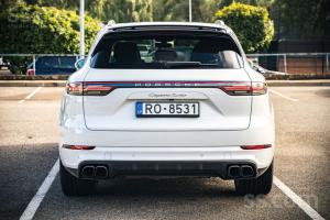 White Porsche Cayenne 2018 in Riga, with an engine capacity of 4.00 L and mileage of 160 thousand km for 53900 €, photo 6 on AUTOMOTO.COM.LV