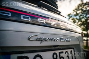 White Porsche Cayenne 2018 in Riga, with an engine capacity of 4.00 L and mileage of 160 thousand km for 53900 €, photo 9 on AUTOMOTO.COM.LV
