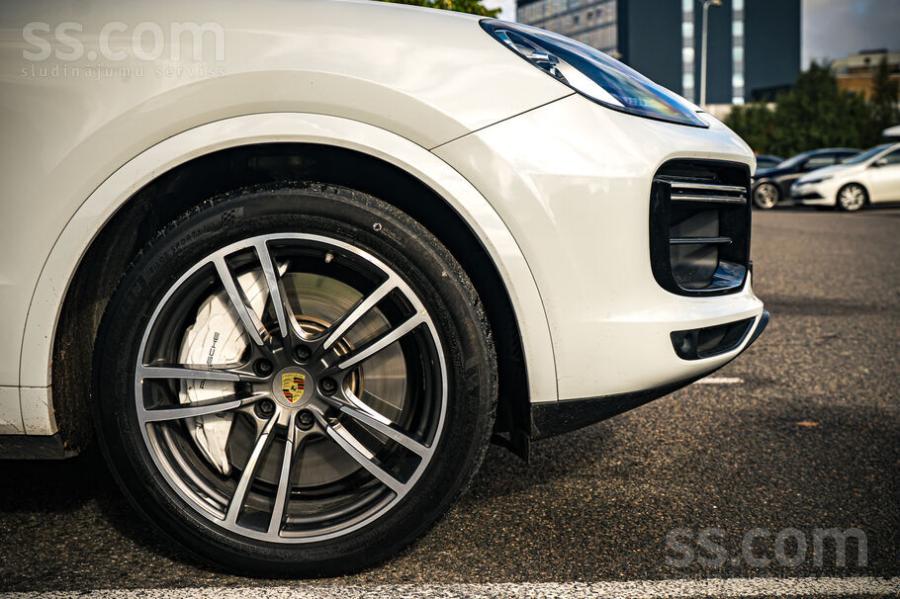 White Porsche Cayenne 2018 in Riga, with an engine capacity of 4.00 L and mileage of 160 thousand km for 53900 €, photo 10 on AUTOMOTO.COM.LV