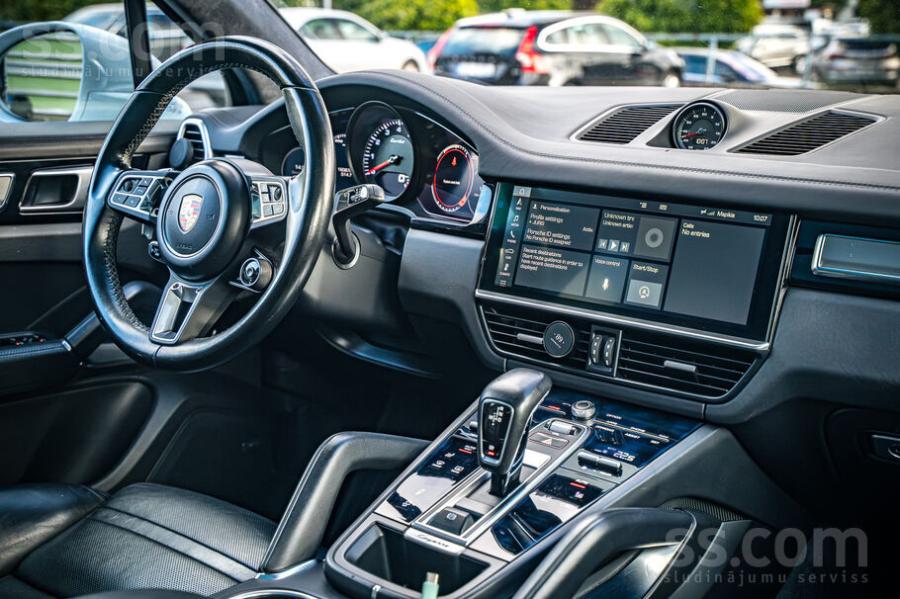 White Porsche Cayenne 2018 in Riga, with an engine capacity of 4.00 L and mileage of 160 thousand km for 53900 €, photo 15 on AUTOMOTO.COM.LV