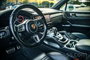 White Porsche Cayenne 2018 in Riga, with an engine capacity of 4.00 L and mileage of 160 thousand km for 53900 €, photo 22 on AUTOMOTO.COM.LV