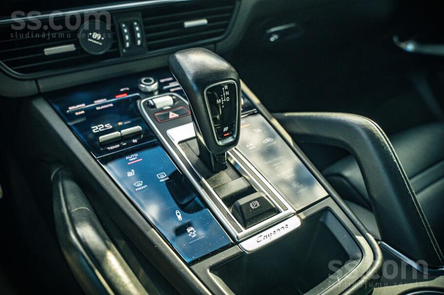White Porsche Cayenne 2018 in Riga, with an engine capacity of 4.00 L and mileage of 160 thousand km for 53900 €, photo 29 on AUTOMOTO.COM.LV