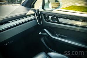 White Porsche Cayenne 2018 in Riga, with an engine capacity of 4.00 L and mileage of 160 thousand km for 53900 €, photo 31 on AUTOMOTO.COM.LV